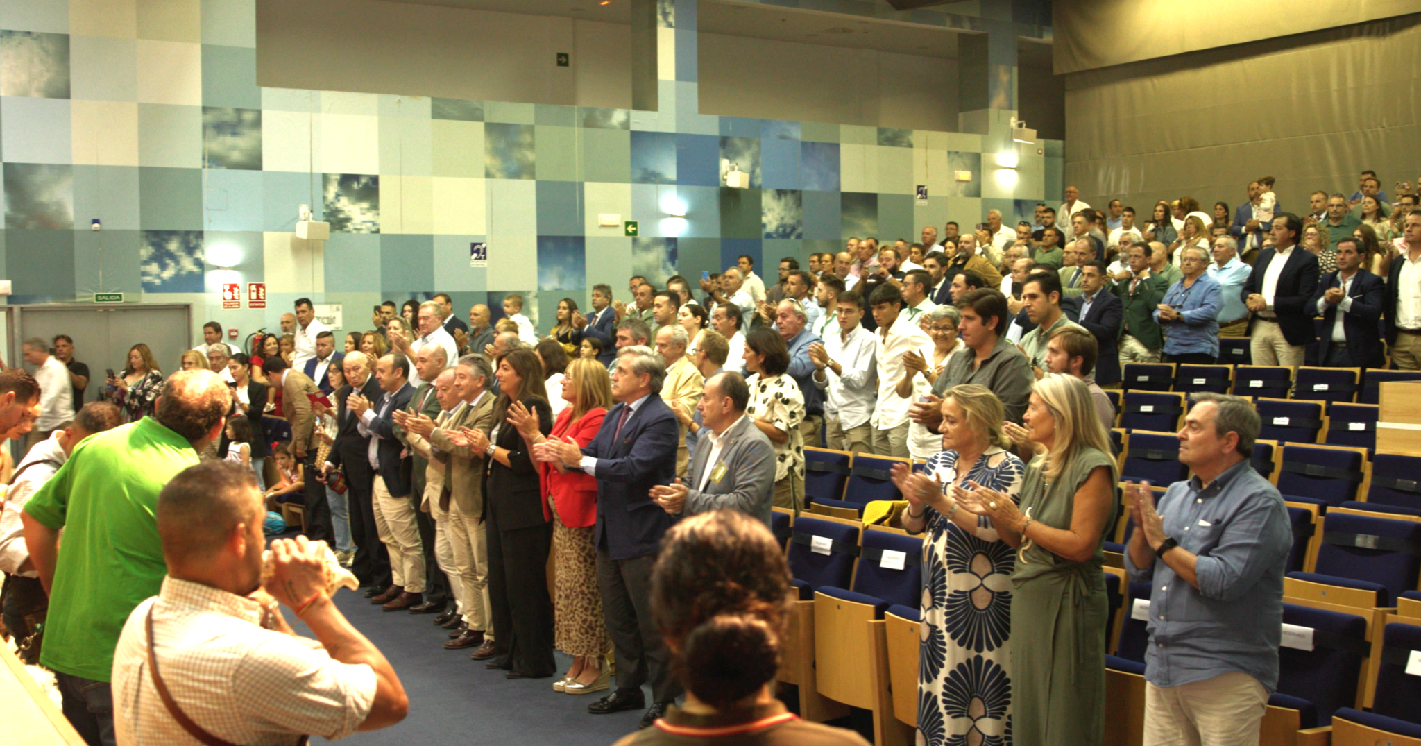 "Pestorejo" pone el salón en pié en los Premios Podenquero - Todomonteria